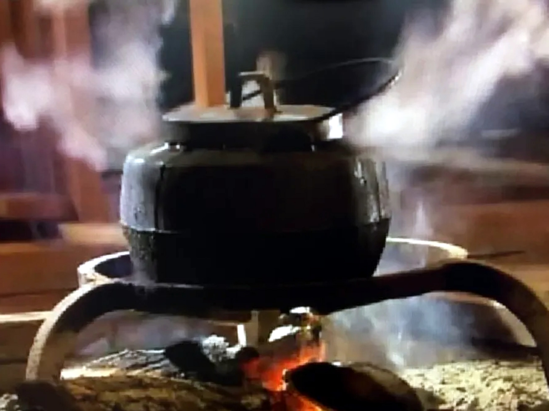 鉄瓶を 構うものなき 師走かな A cast-iron kettle Boiling and the lid rattling No one ...