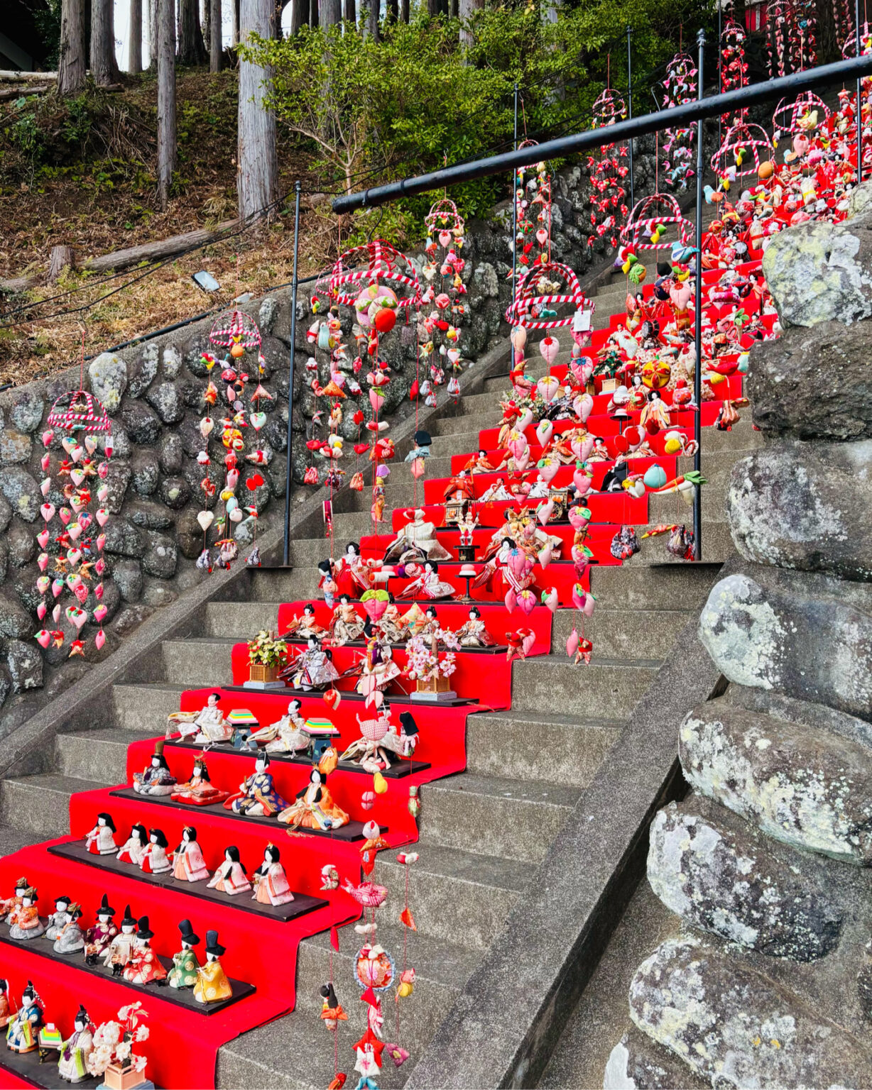 紛争の 地の子に届け 吊るし雛 To children of war-torn lands / May hanging dolls bring ...
